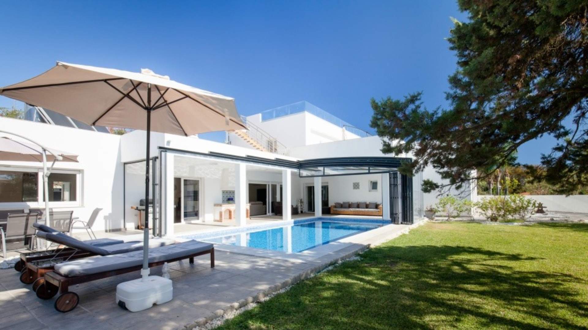 Cozy Seaside Villa with Large Garden